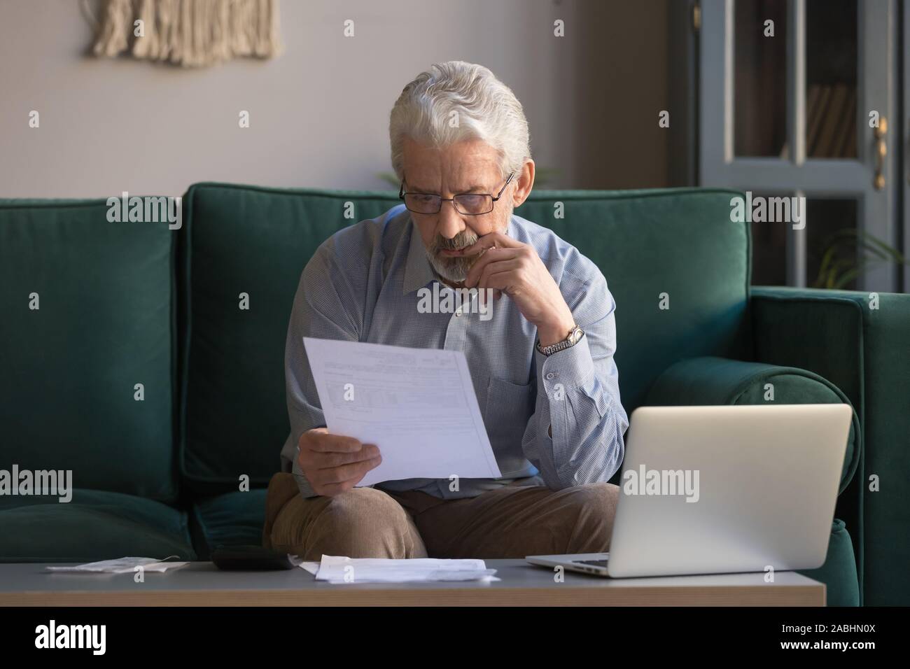 Old man confused computer hi-res stock photography and images - Alamy