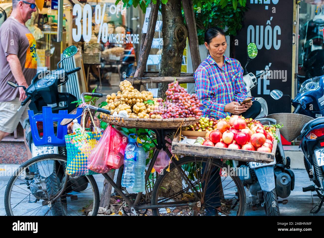 Apple seller hi-res stock photography and images - Alamy