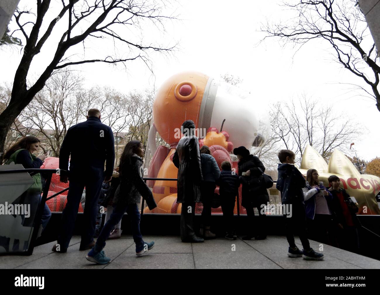 Parade balloon snoopy hi-res stock photography and images - Alamy