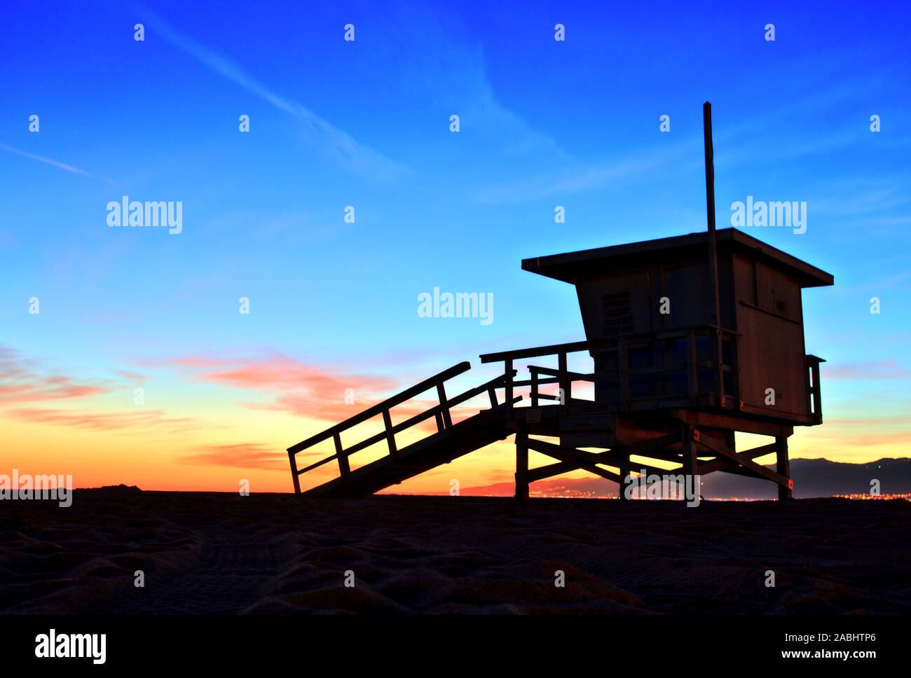Los angeles lifeguard tower hi-res stock photography and images - Alamy