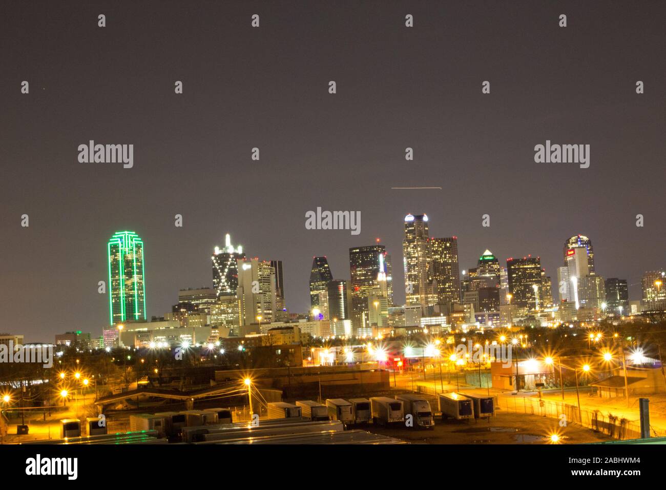 Dallas tx skyline night. hi-res stock photography and images - Alamy