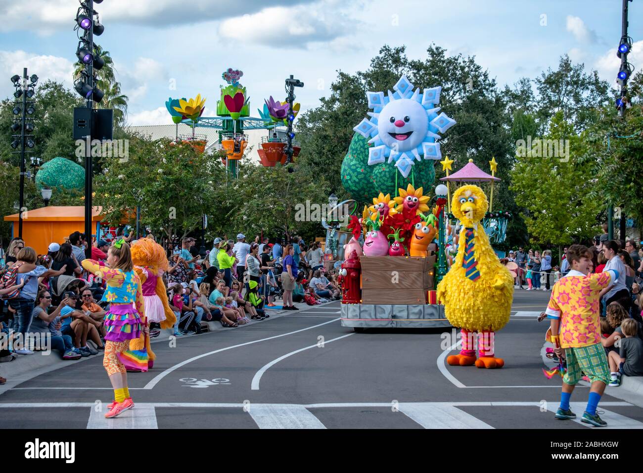 Orlando, Florida. November 22, 2019. Big Bird and dancers in Sesame ...