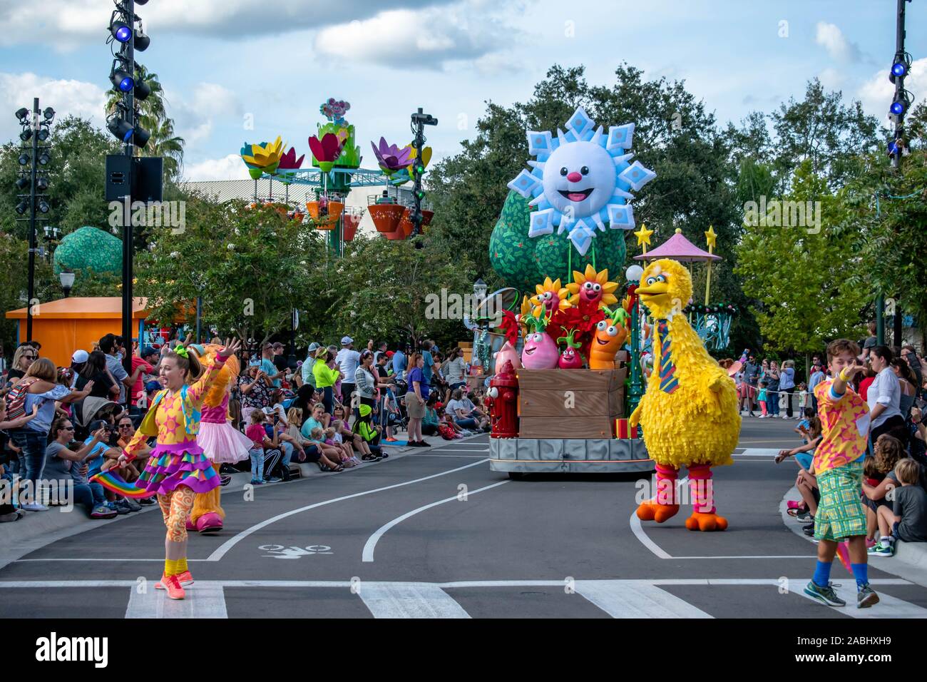 Sesame street theme park big bird hi-res stock photography and images ...
