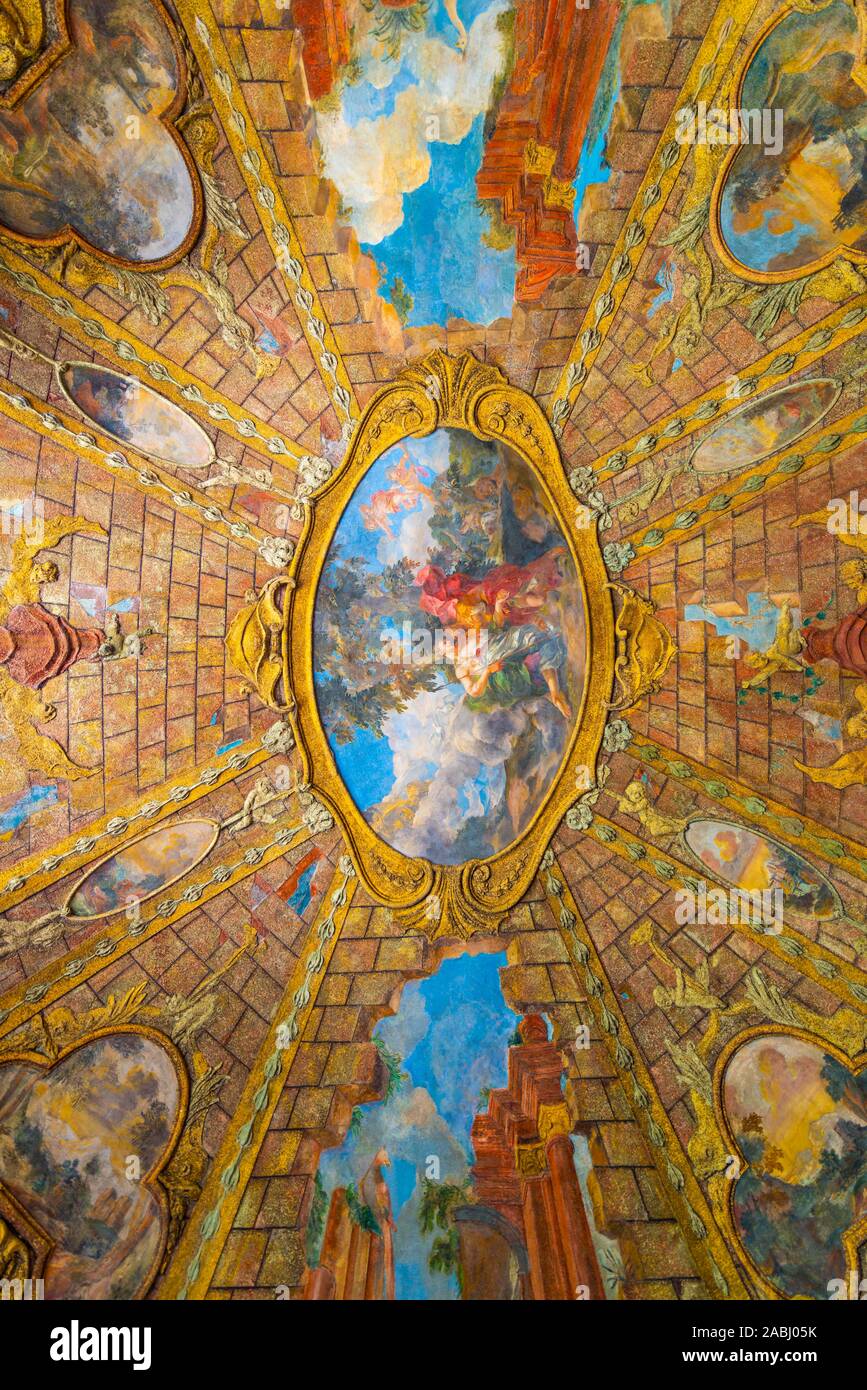 Golden ceiling hi-res stock photography and images - Alamy