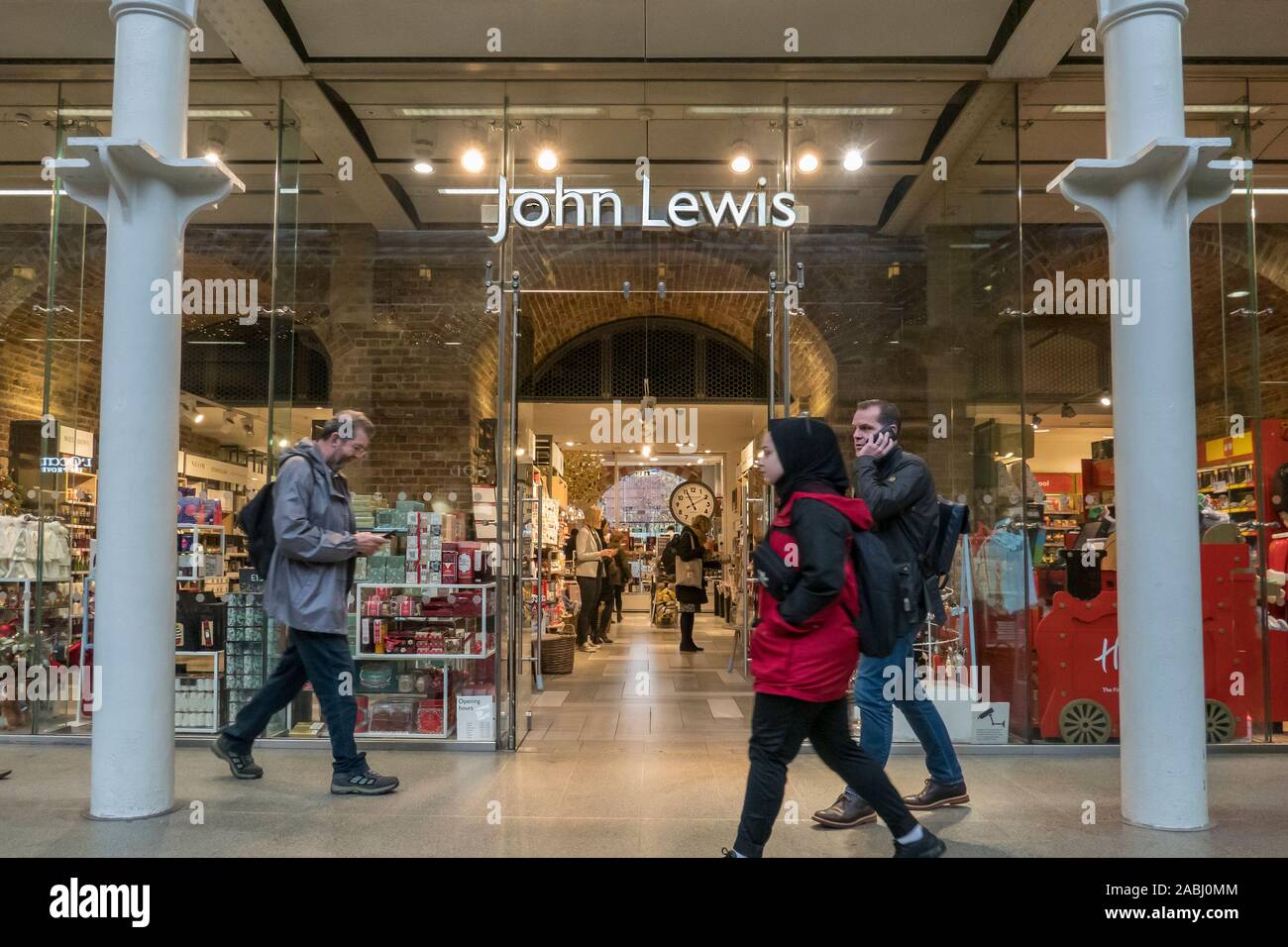 St pancras shop hi-res stock photography and images - Alamy