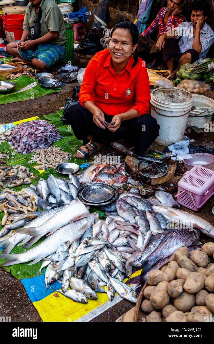 Local fish markets people hi-res stock photography and images - Alamy
