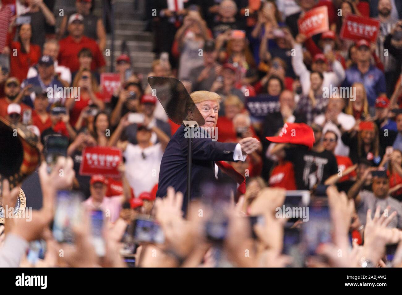 Donald trump campaign hats hi-res stock photography and images - Alamy