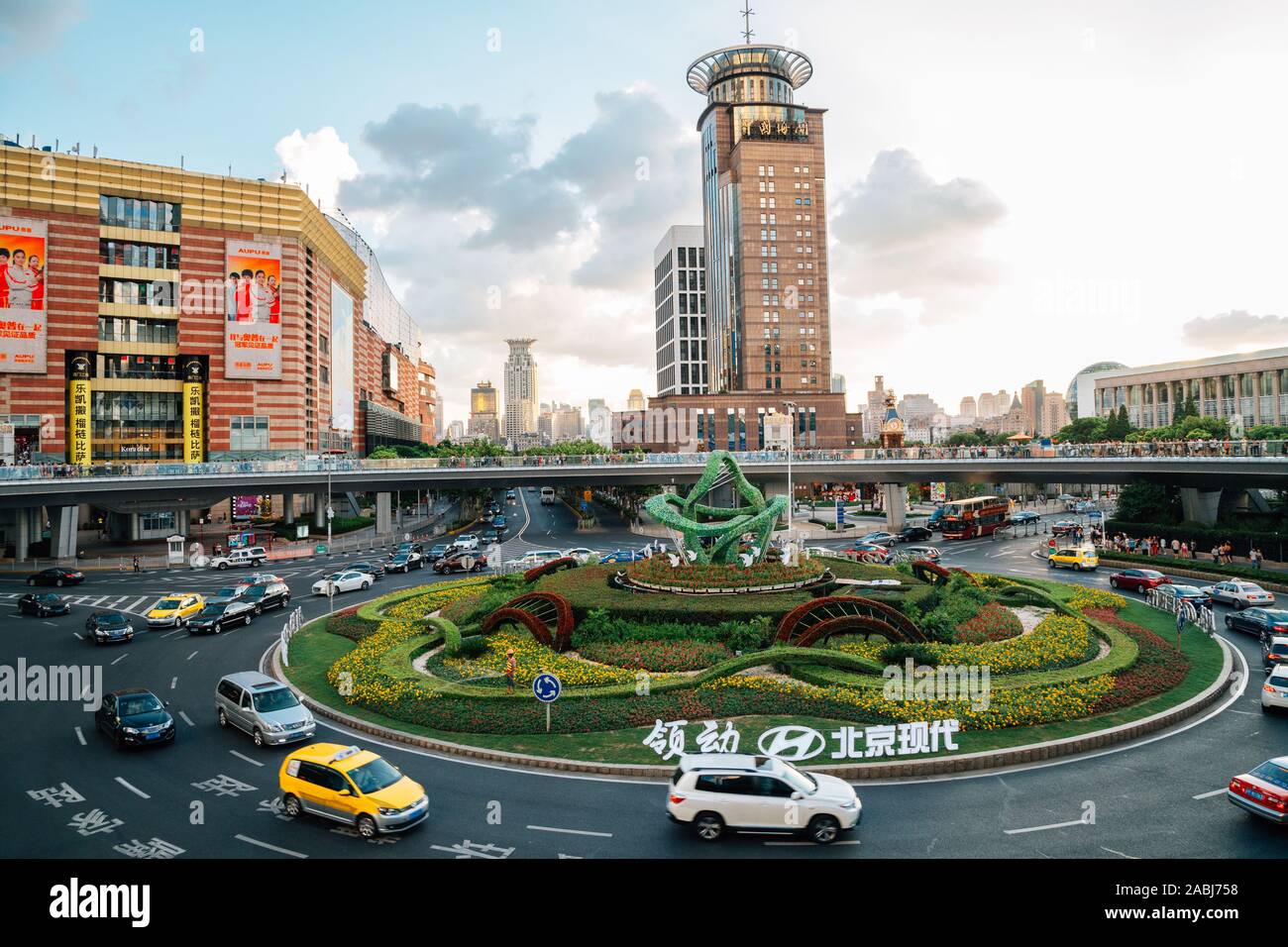 Shanghai pedestrian bridge lujiazui hi-res stock photography and images ...