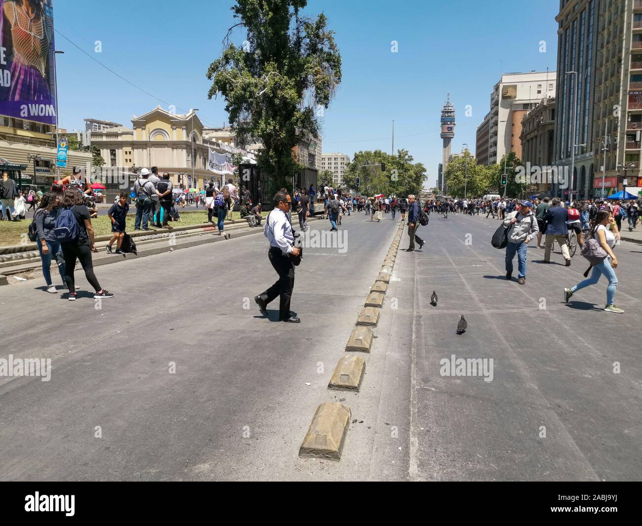 Demonstrations at Alameda street during the latest riots at Santiago ...