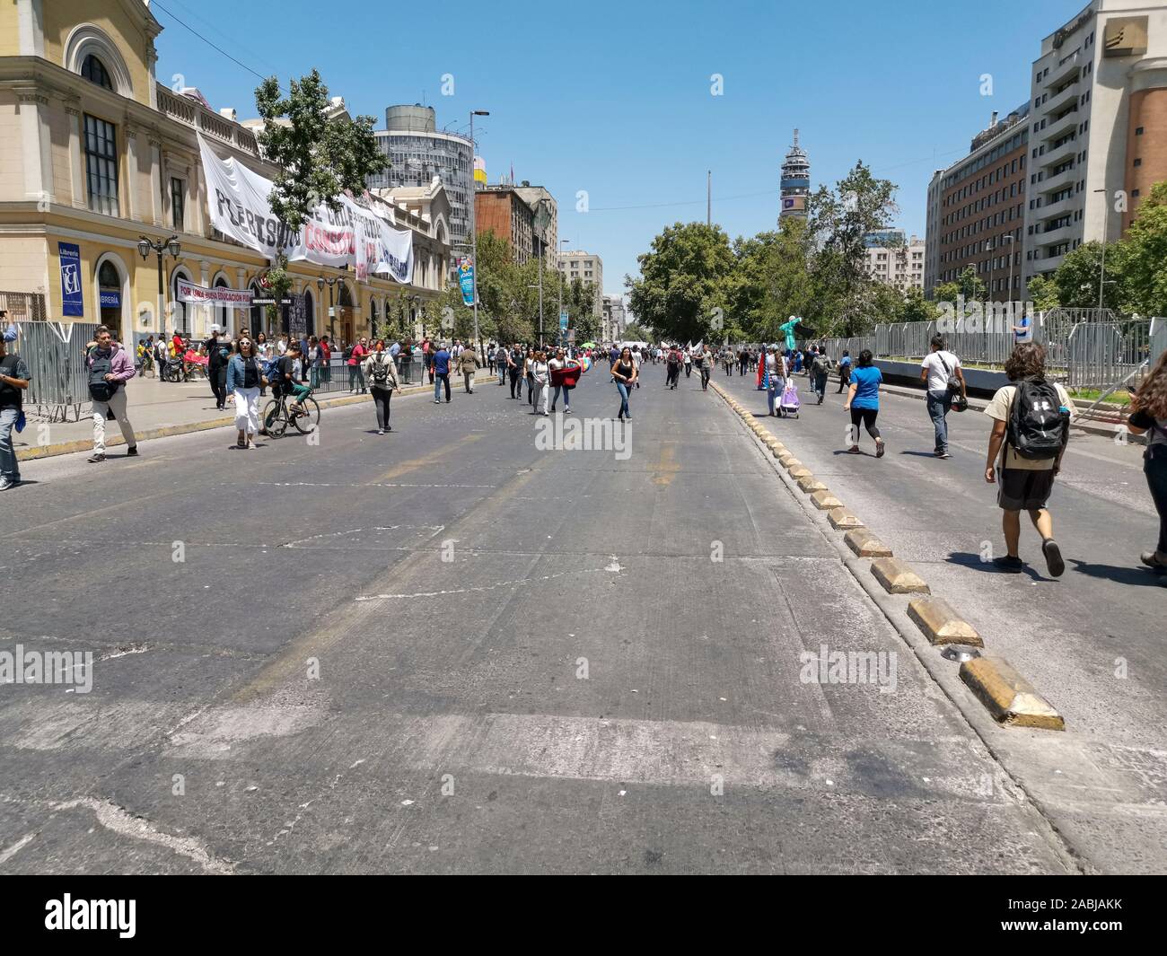Demonstrations at Alameda street during the latest riots at Santiago ...