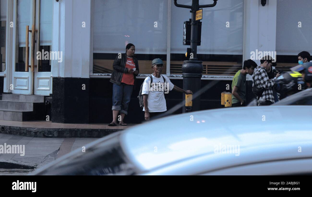 Old Man Crossing Street Stock Photo - Alamy