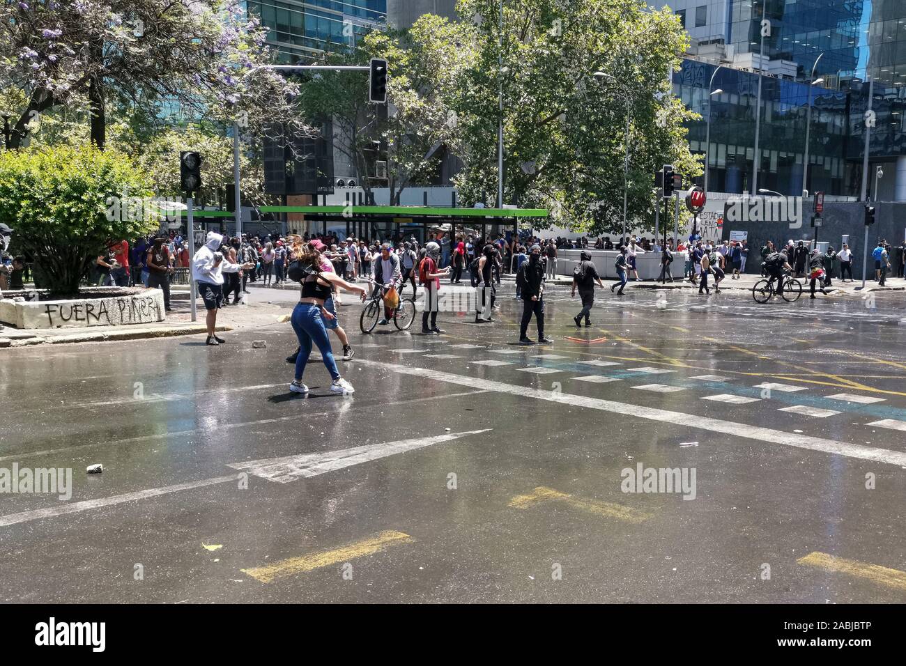 Clashes between the police and young protesters at Alameda street ...