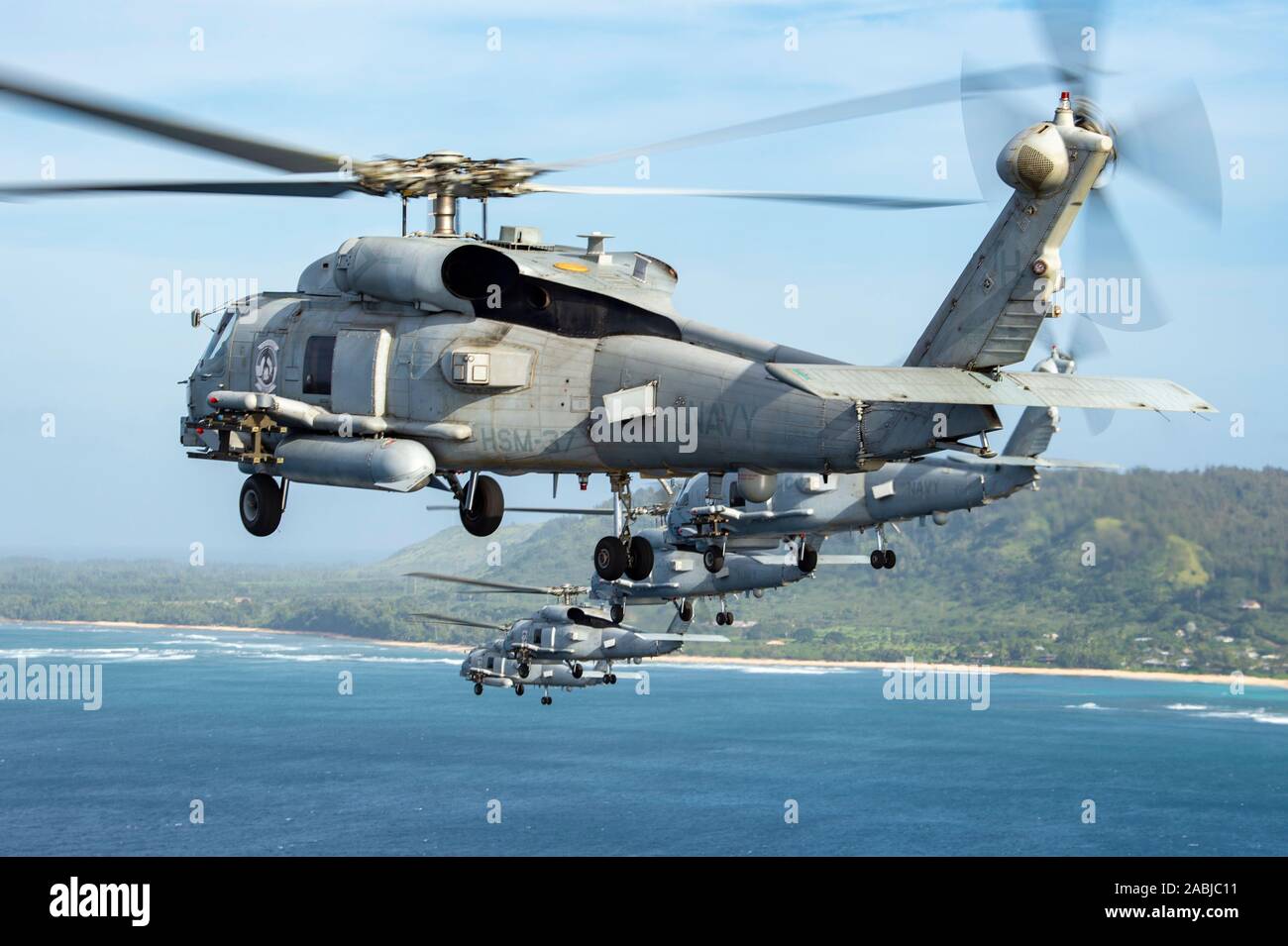 191126-N-XG173-1492 KANEOHE BAY, Hawaii (Nov. 26, 2019) An MH-60R Sea ...