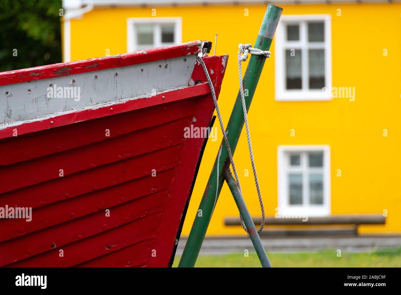 Red house boat hi-res stock photography and images - Alamy
