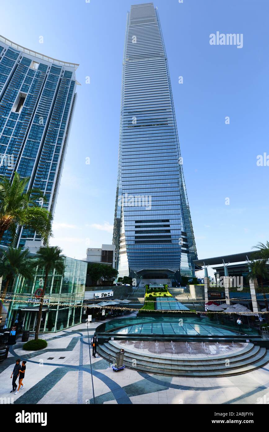 Modern tall commercial buildings hi-res stock photography and images ...