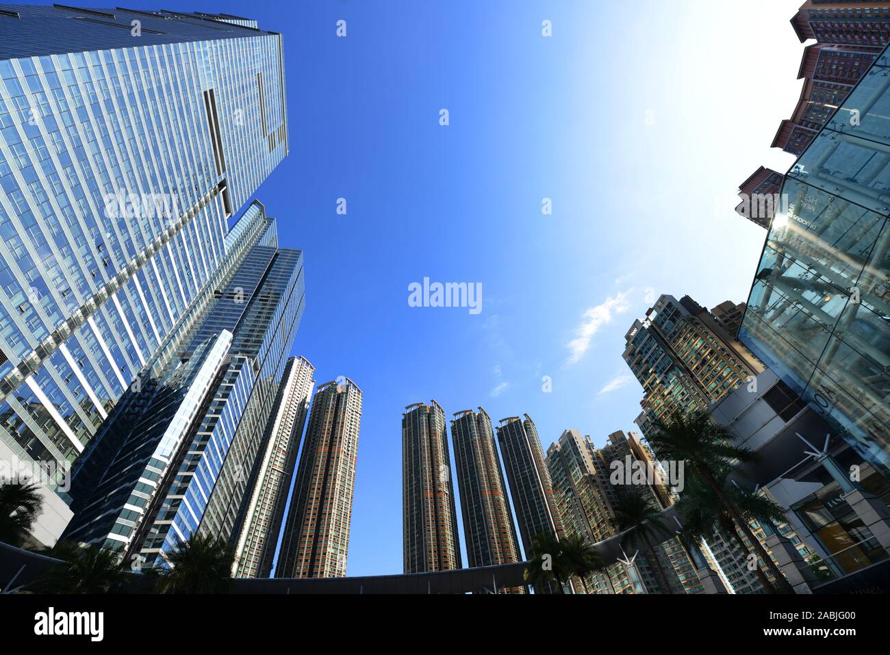 Tall buildings hi-res stock photography and images - Alamy