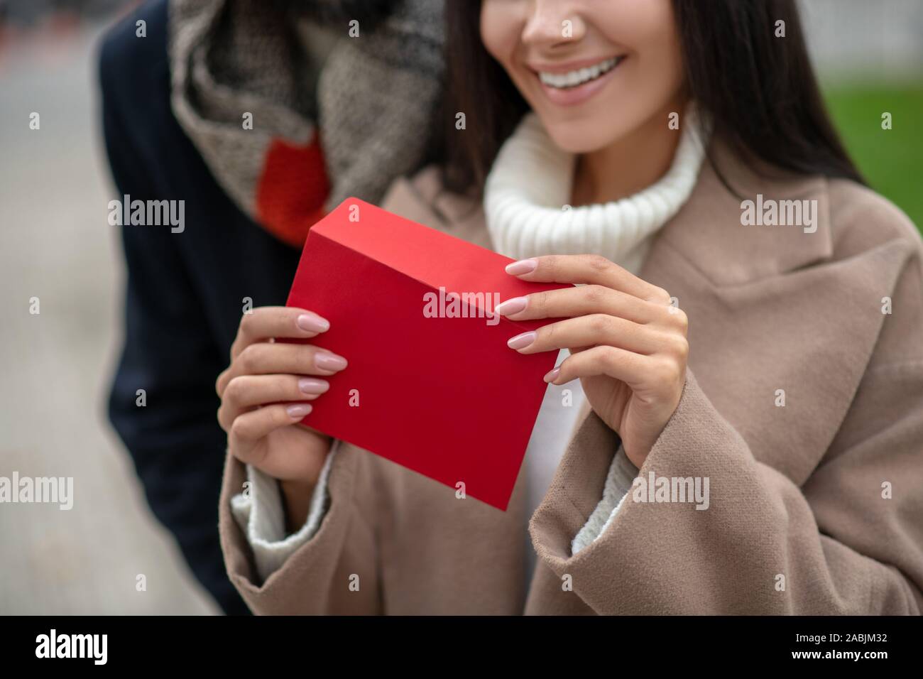 Hands opening envelope hi-res stock photography and images - Alamy