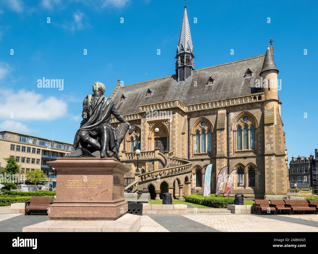 DUNDEE, SCOTLAND, - JUNE, 26, 2019: The Statue of Robert Burns outside ...