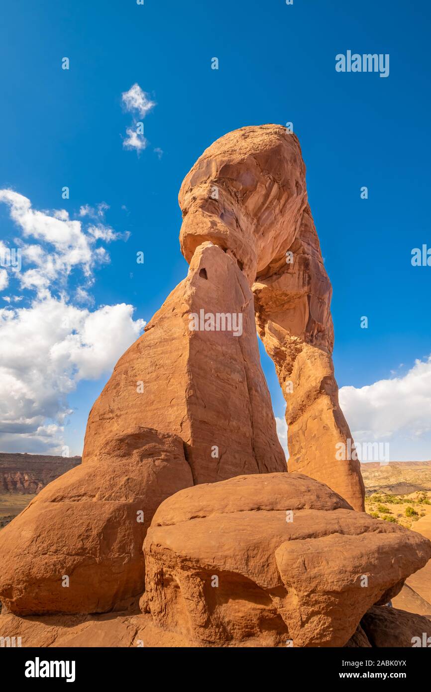Delicate Arch, iconic freestanding natural arch, Arches National Park ...