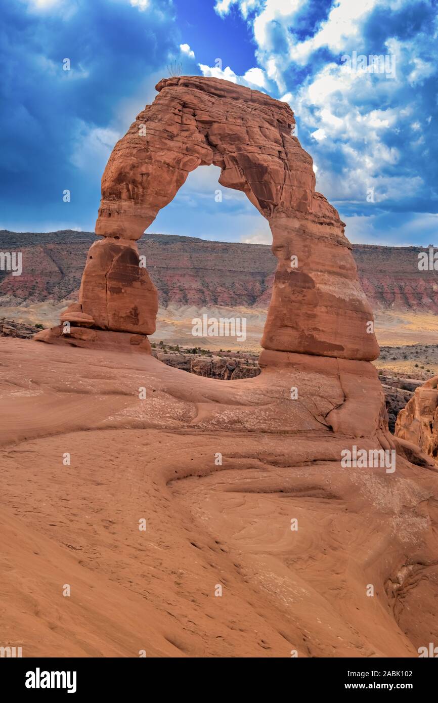 Delicate Arch, iconic freestanding natural arch, Arches National Park ...