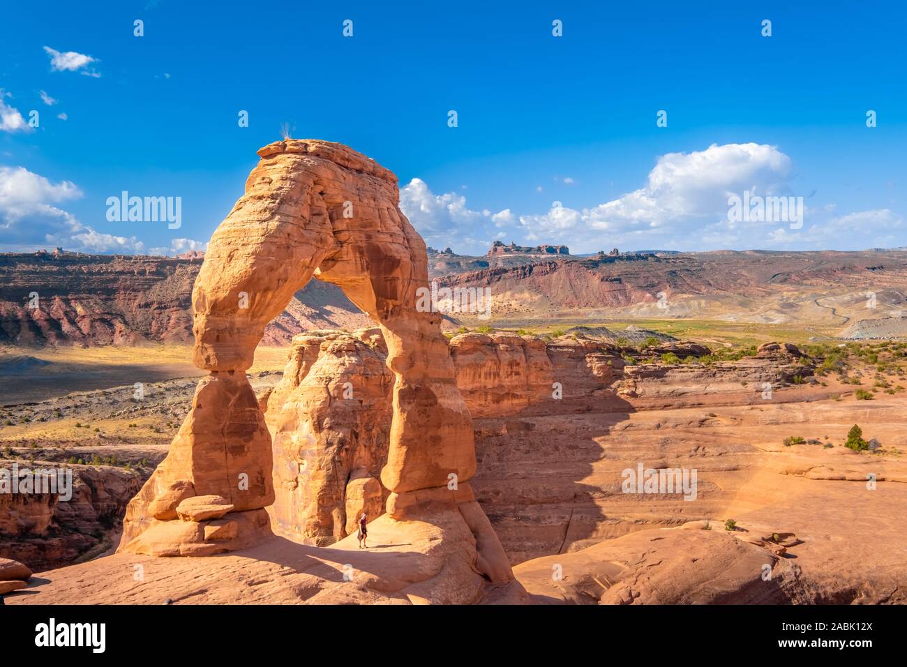 Delicate Arch, iconic freestanding natural arch, Arches National Park ...