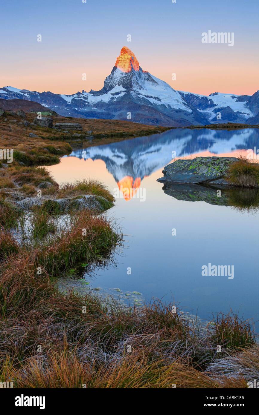 Matterhorn mountain reflection lake stellisee sunrise hi-res stock ...