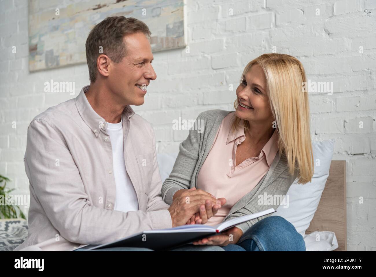 Two man hands holding note hi-res stock photography and images - Alamy