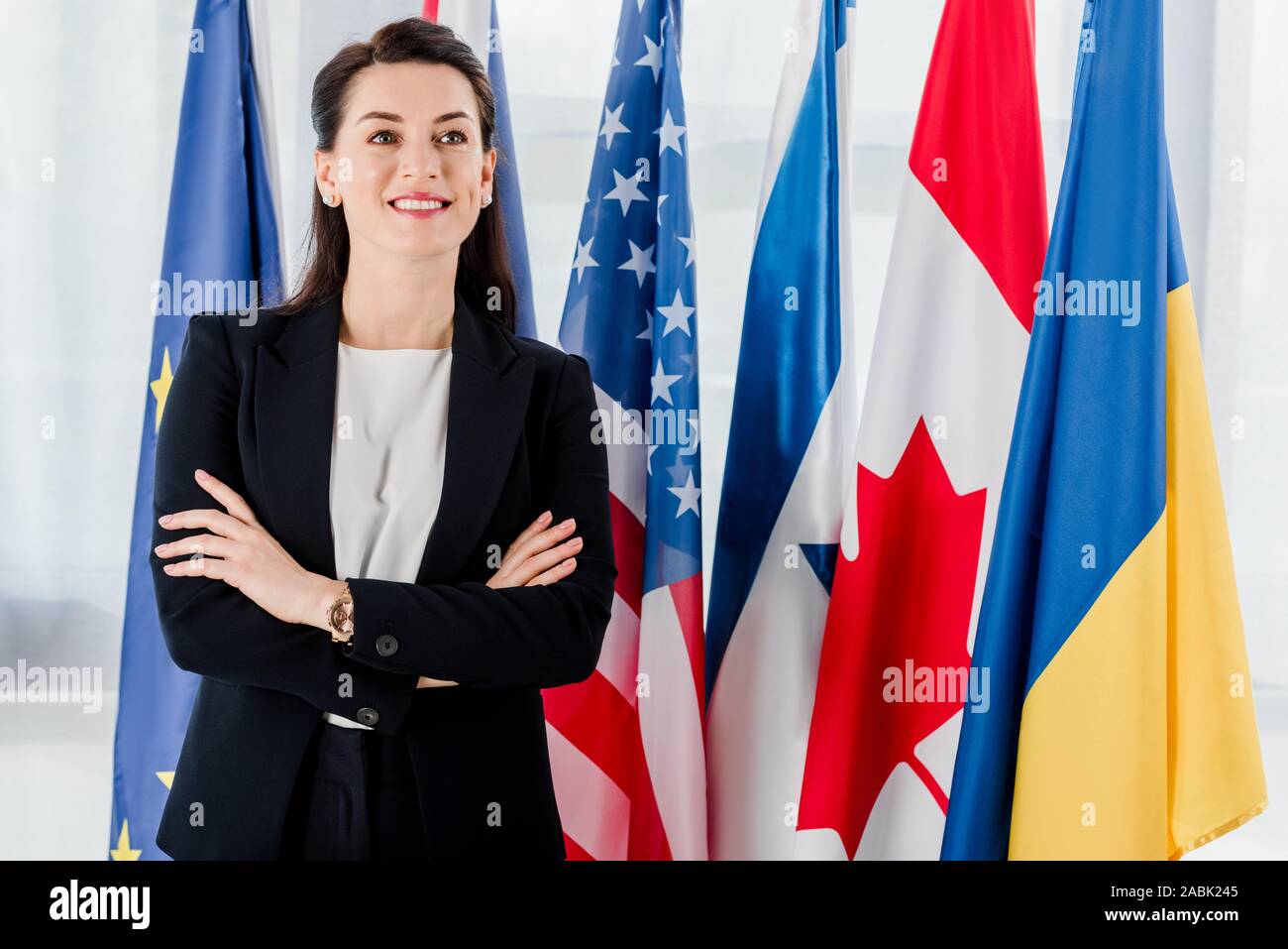 Crossed union jack flags hi-res stock photography and images - Alamy