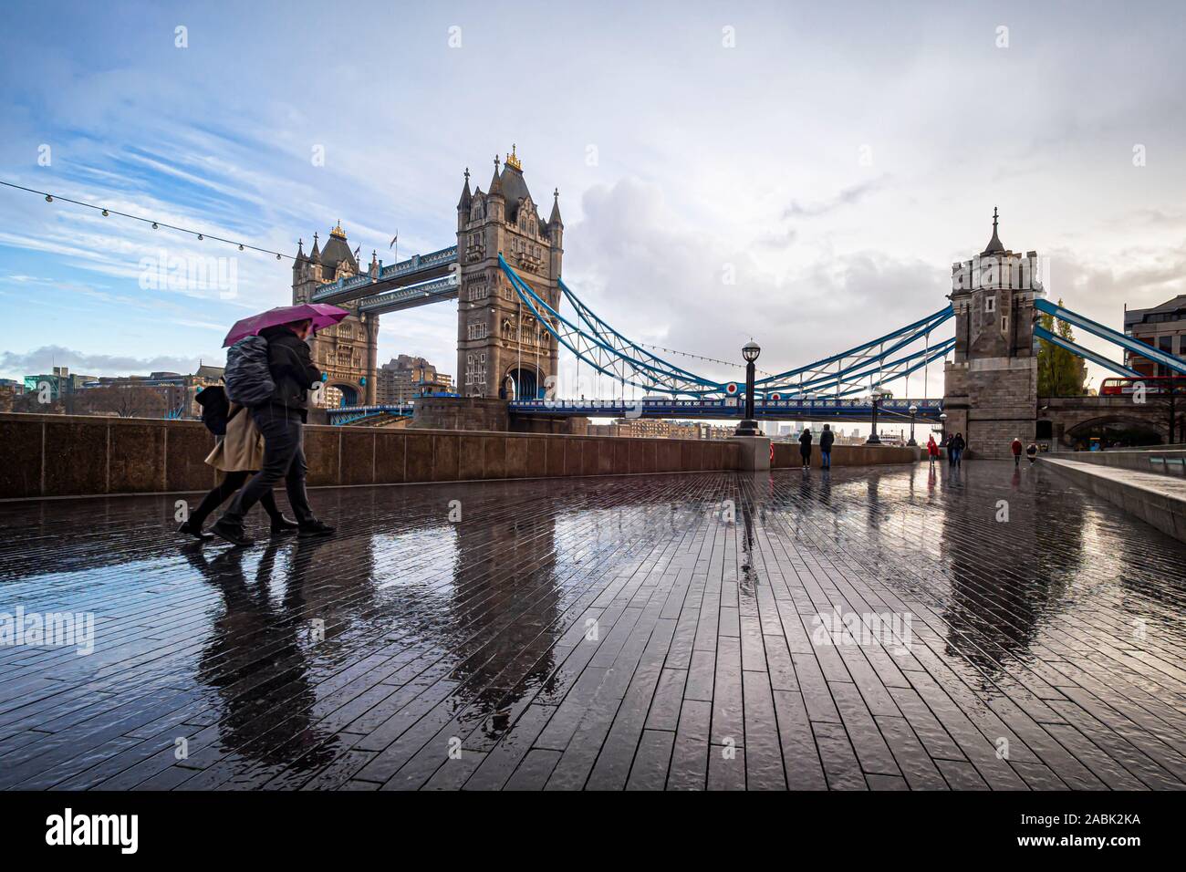 Morning scene in a rainy day in London at Tower Bridge Stock Photo - Alamy