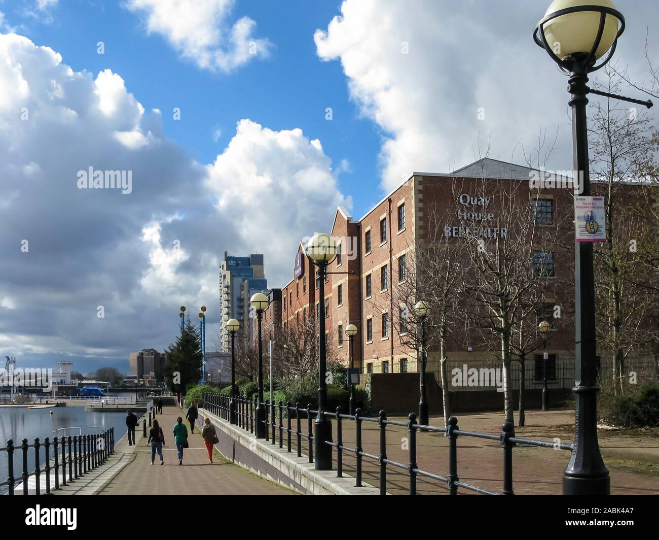 People strolling on quays hi-res stock photography and images - Alamy