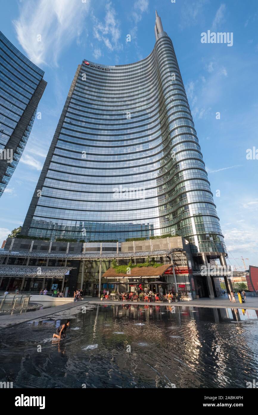 Italy, Milan: the UniCredit Tower (Torre UniCredit), skyscraper in Piazza Gae Aulenti designed ...
