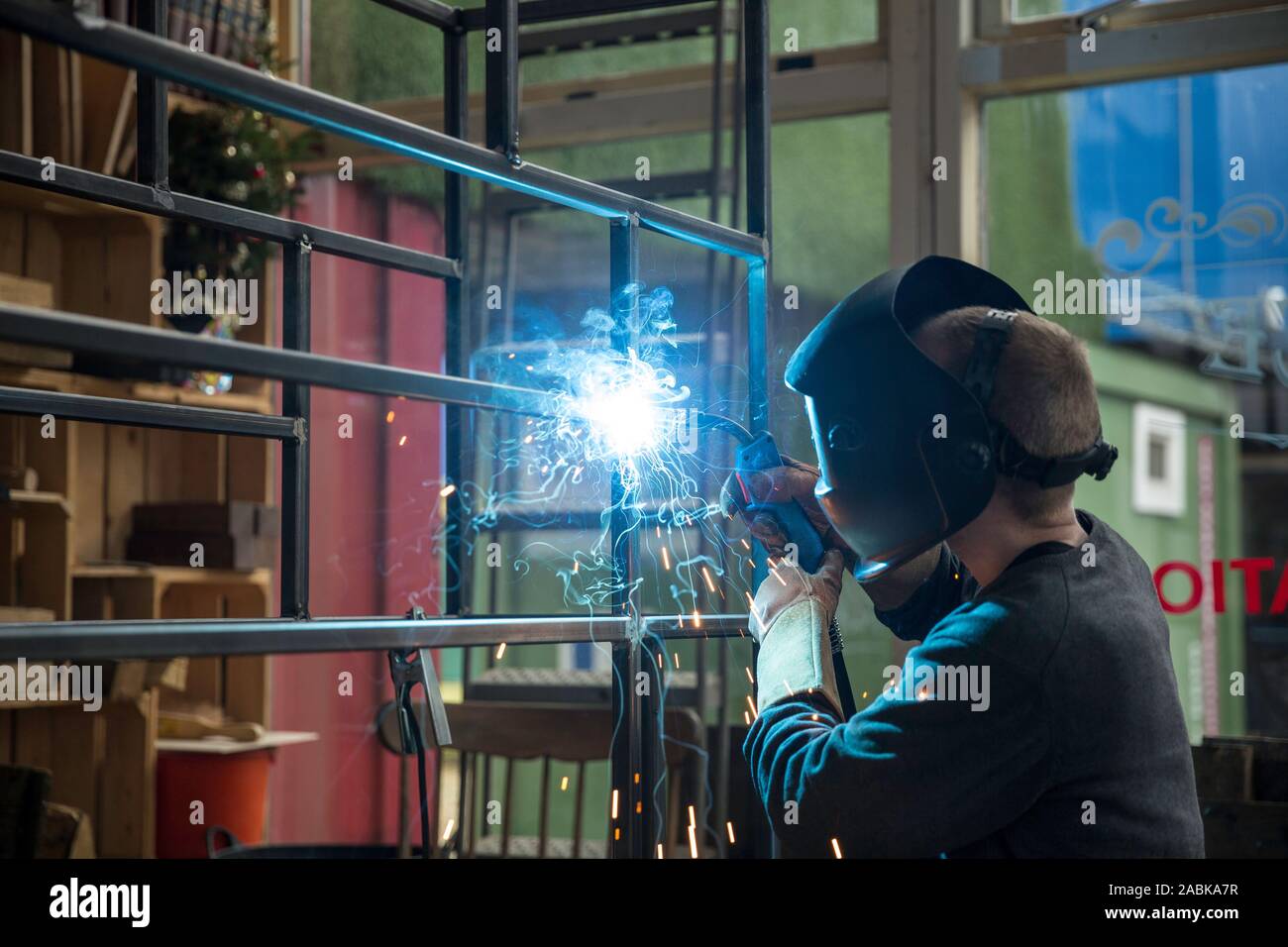 Man wearing welding helmet welding hi-res stock photography and images ...