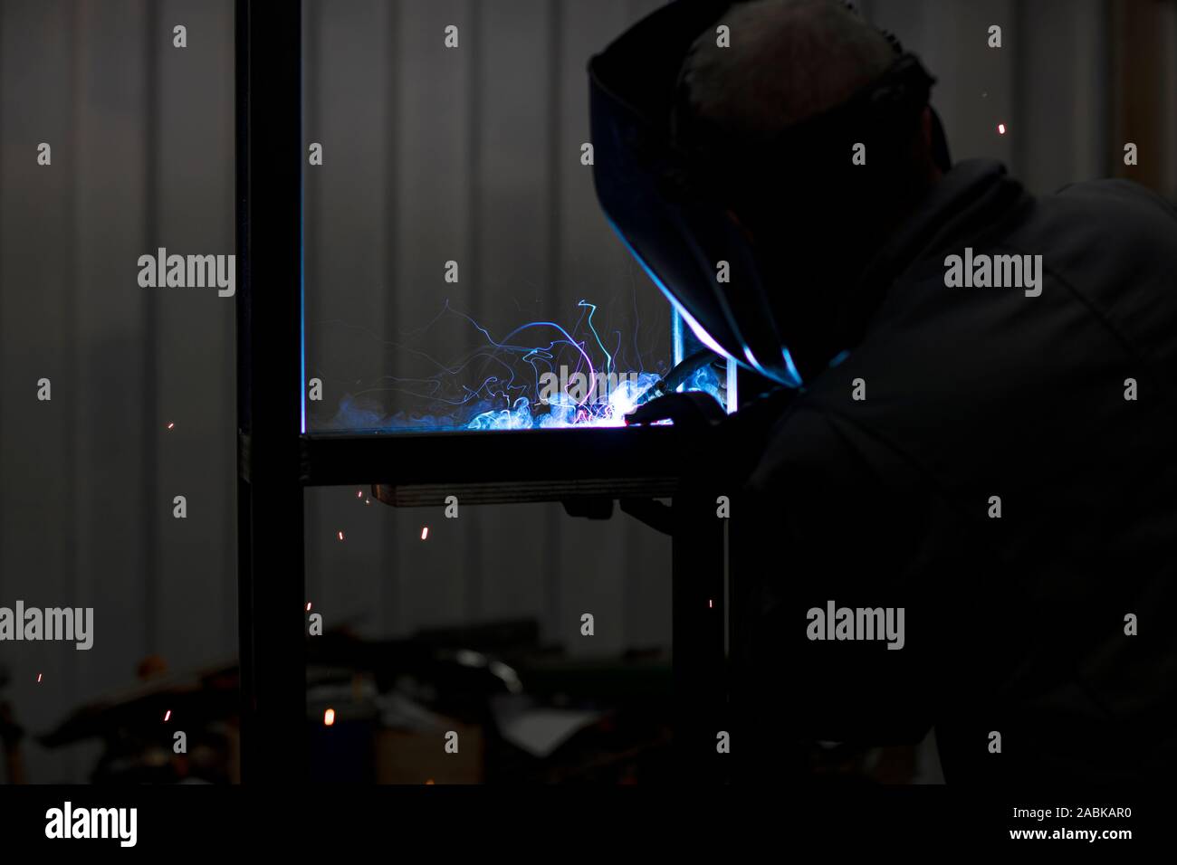 Man wearing welding helmet welding hi-res stock photography and images ...