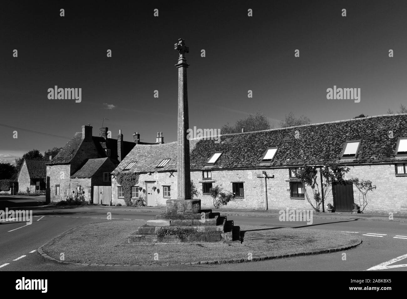 Summer view of the cross in Harringworth village, Northamptonshire ...