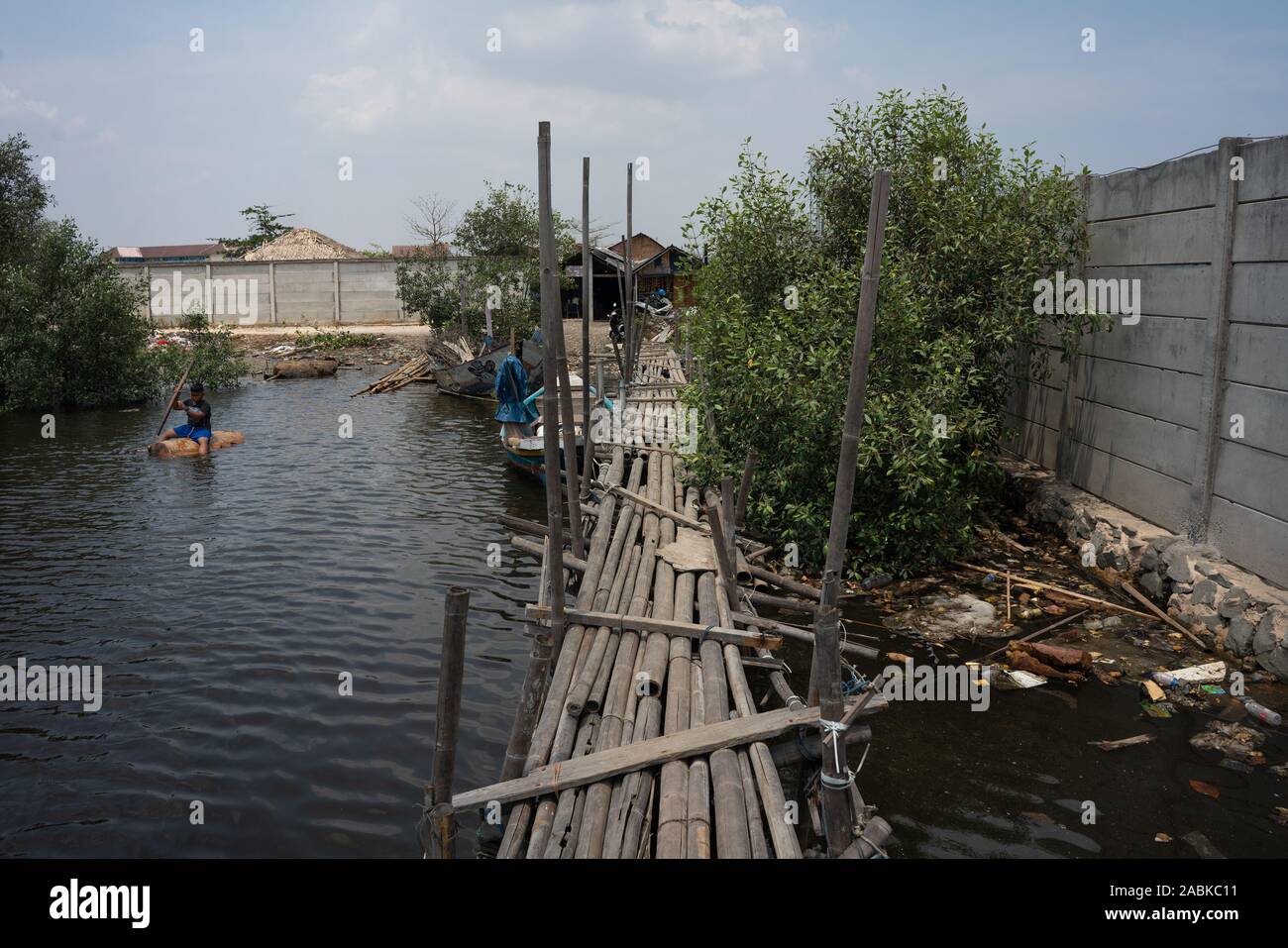 Self made raft hi-res stock photography and images - Alamy