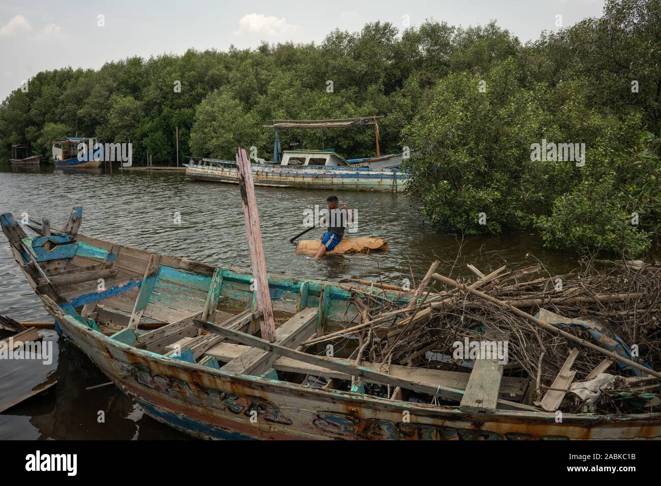 Jakarta, Indonesia. 19th Oct, 2019. A boy paddles with a self-made raft ...