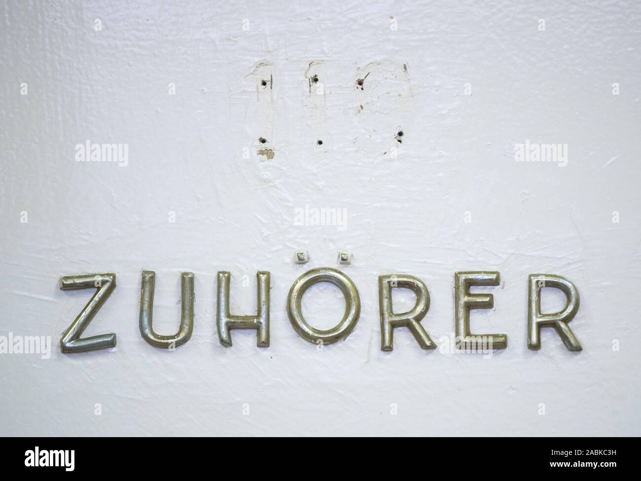 Hanover, Germany. 28th Nov, 2019. A lettering "Zuhörer" hangs on a door ...