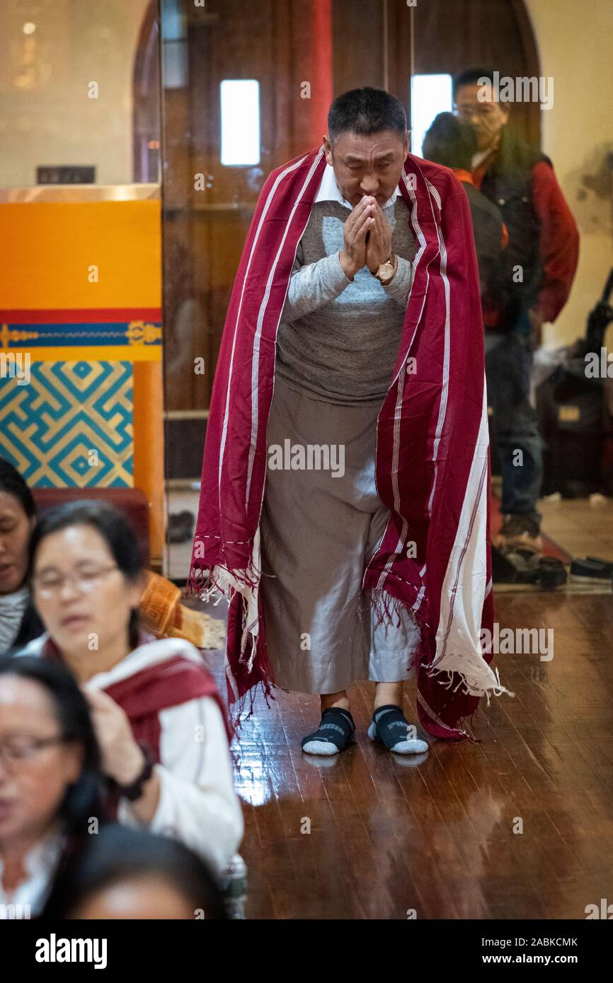 Buddhist monk praying hands hi-res stock photography and images - Alamy