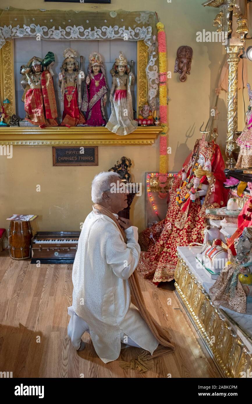 Kneeling priest hi-res stock photography and images - Alamy