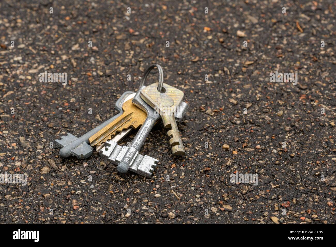 Bunch of keys lying lost on pavement Stock Photo - Alamy
