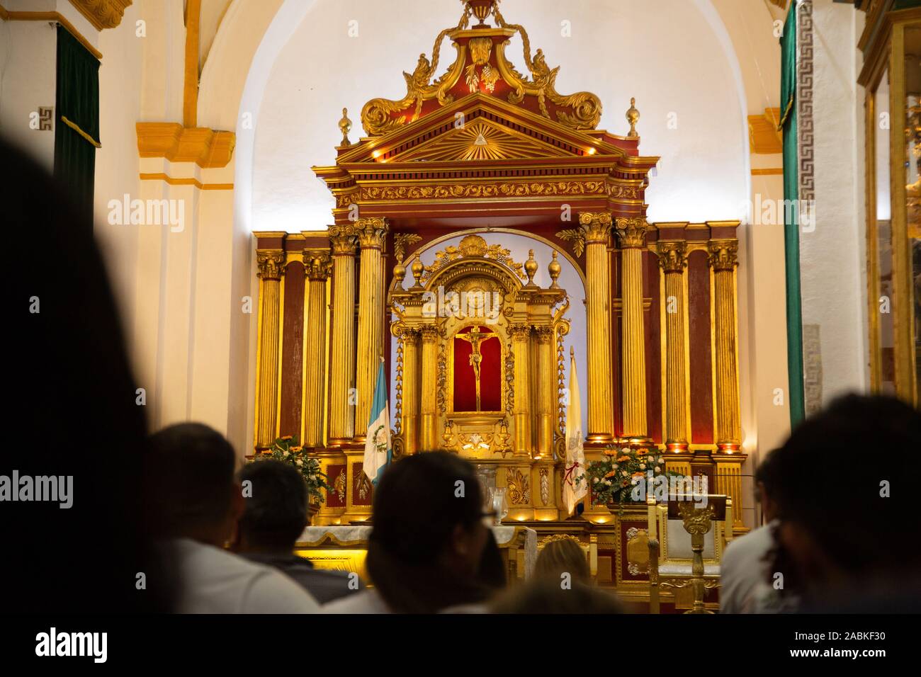 People praying at mass hi-res stock photography and images - Alamy