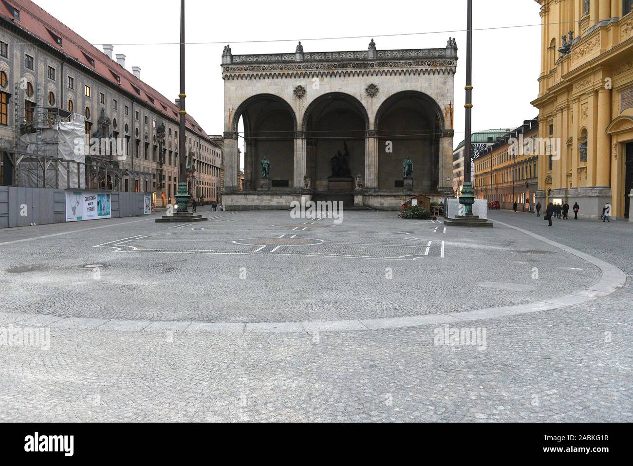 The Feldherrnhalle at the Odeonsplatz in Munich. [automated translation ...