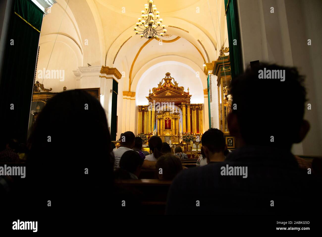People praying at mass hi-res stock photography and images - Alamy