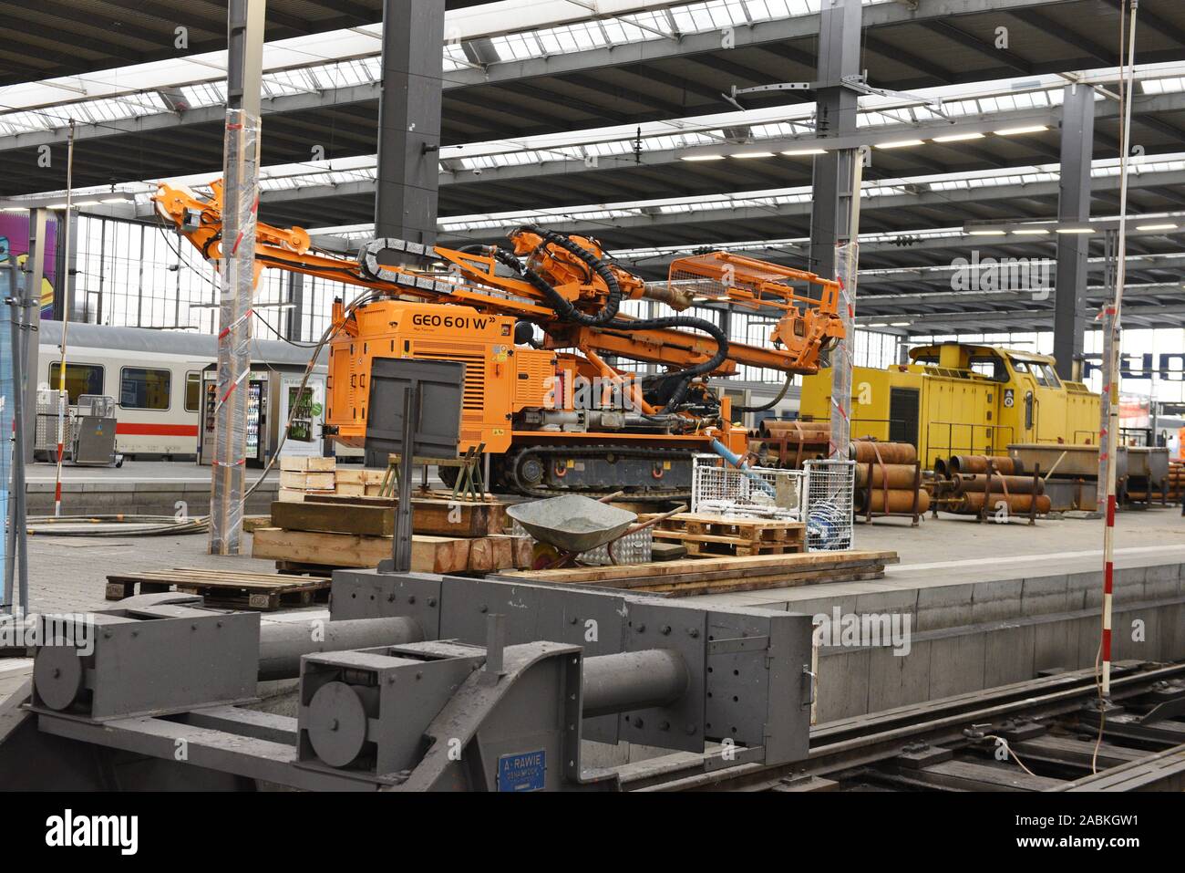 Automated tunnel drilling machine hi-res stock photography and images ...