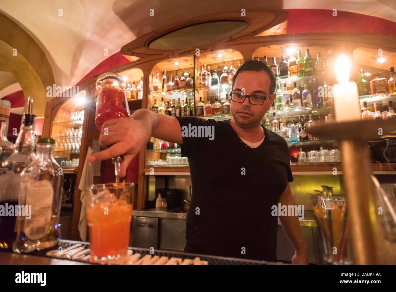 The barkeeper of the restaurant "Laimers" in Munich mixes a drink ...