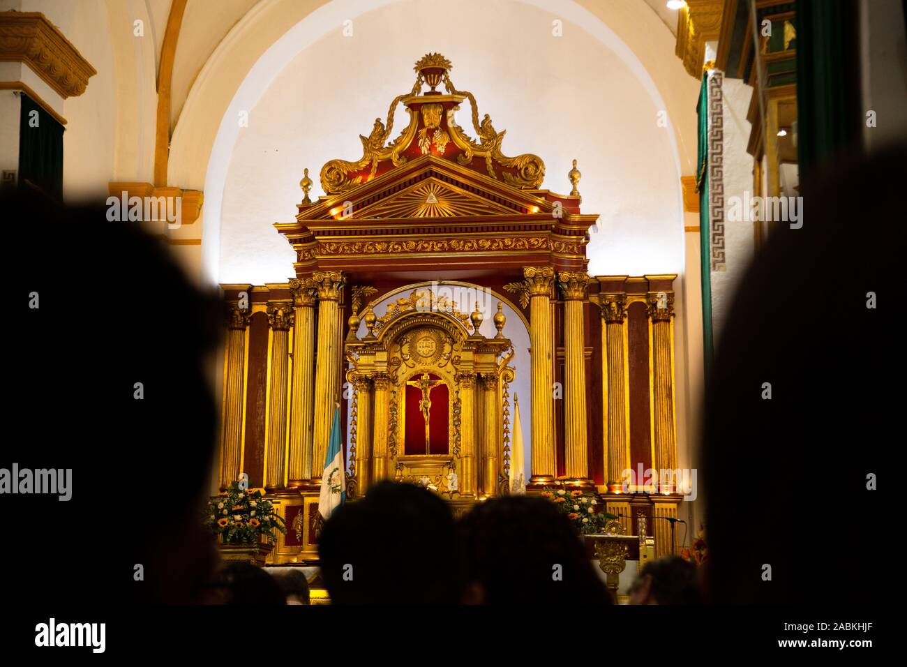 People praying at mass hi-res stock photography and images - Alamy