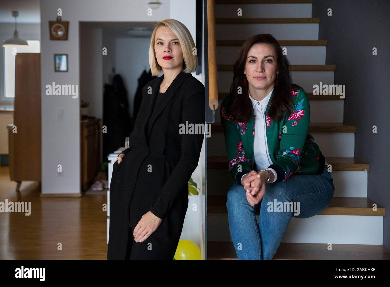 The sisters Laura Sophie Dornheim (blond) and Magdalena Rogl (brunette ...