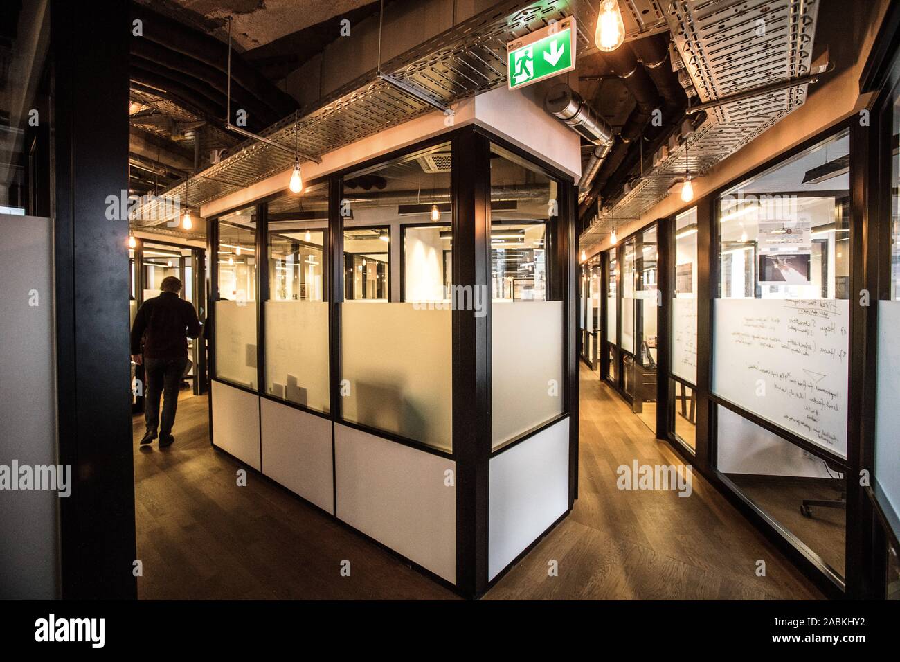 Relaxed workspaces hi-res stock photography and images - Alamy