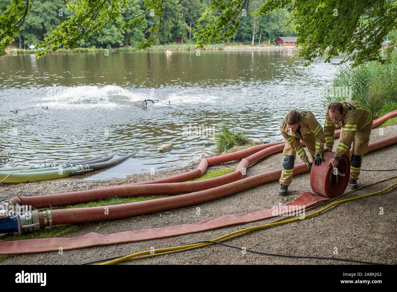 The fire brigade pumps water into the Deininger pond. By circulating ...