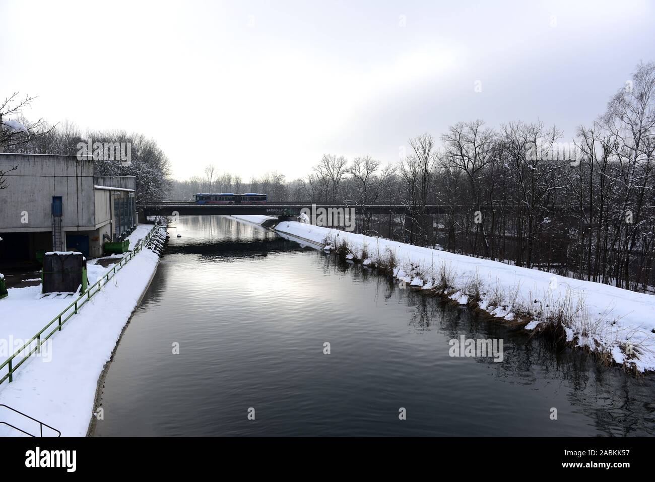In the Oberföhring district, the Herzog Heinrich Bridge spans the Isar ...